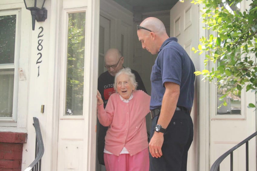 Den gamla kvinnan fyllde 100 - fick en hjärtevärmande överraskning av stadens brandmän!